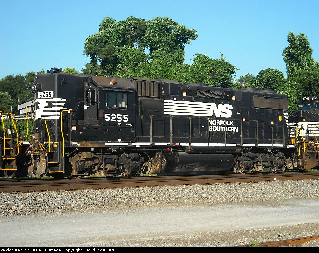 NS GP38-2 5255